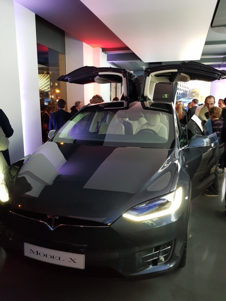 Inauguration du nouveau showroom Tesla dans Paris